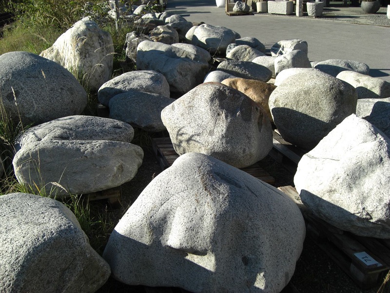 Findlinge-Quellsteine-Wasserspiele-Monolithen - Hiergeist Natursteine ...